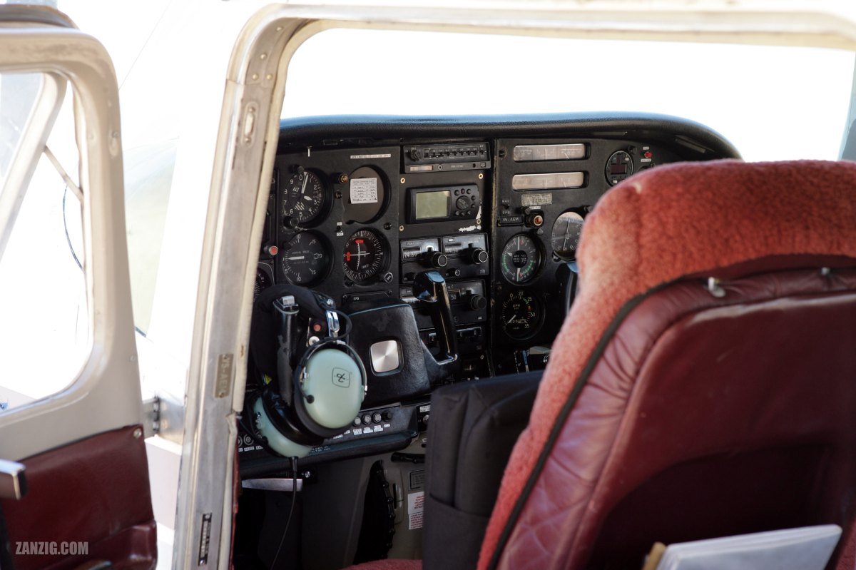 Cockpit, Cessna 210L Centurion – Zanzig.com Photo Hub